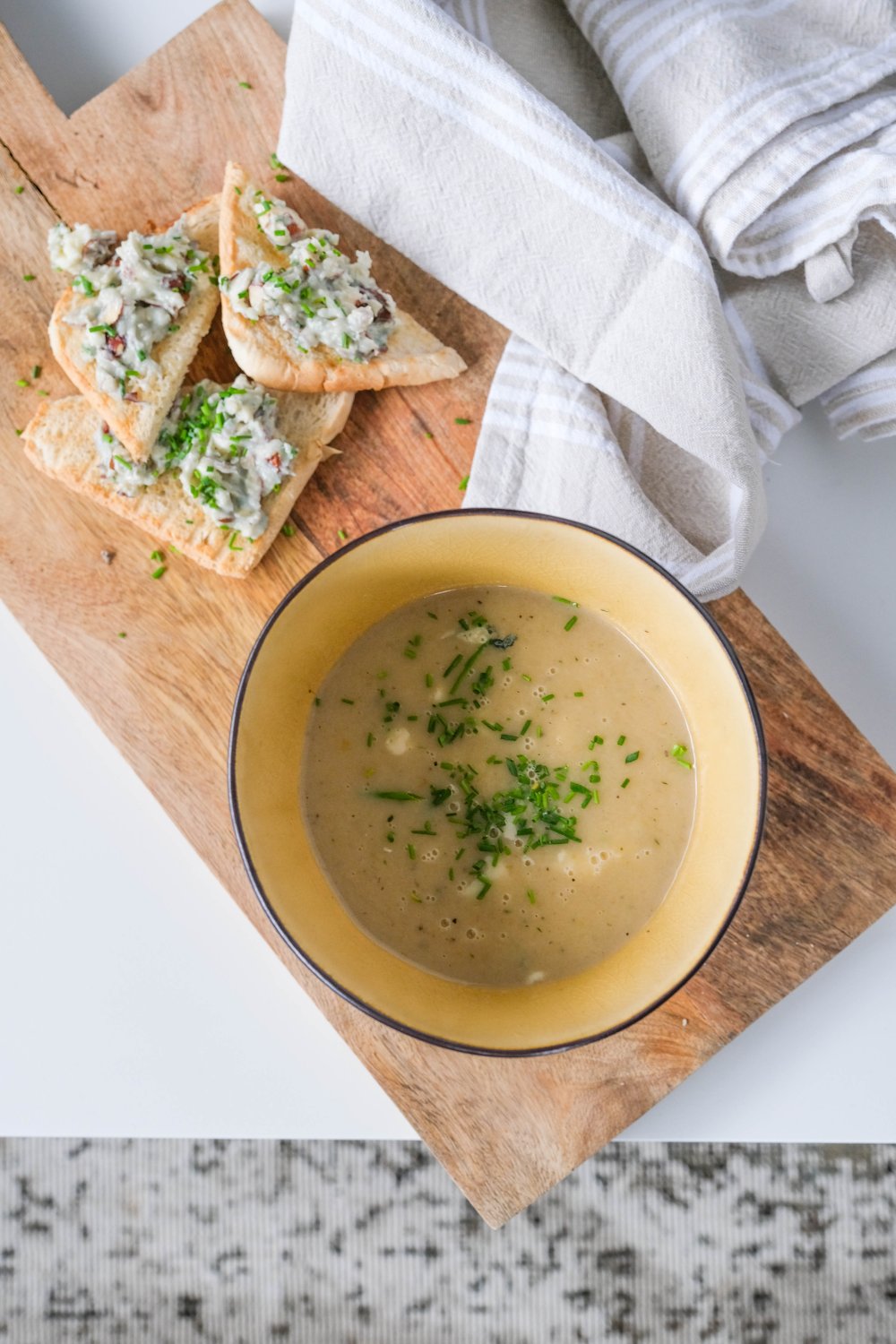 Witloofsoep met toast van blauwe kaas - Recepten - njam!